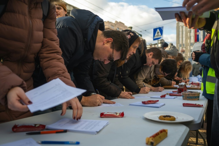 Serbia's students gather signatures for early elections goal