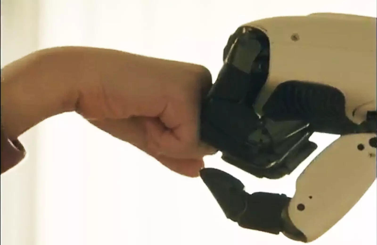 LG CLOiD robot with human-like arms to debut at CES 2026