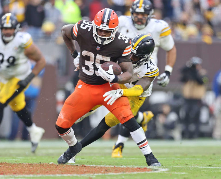 What grade do you give Browns quarterback Shedeur Sanders in Week 17 vs ...