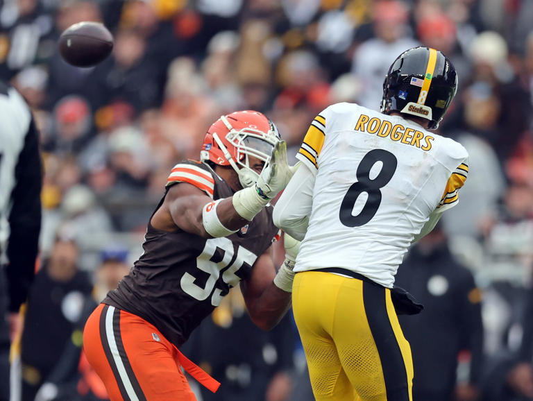What grade do you give Browns quarterback Shedeur Sanders in Week 17 vs ...