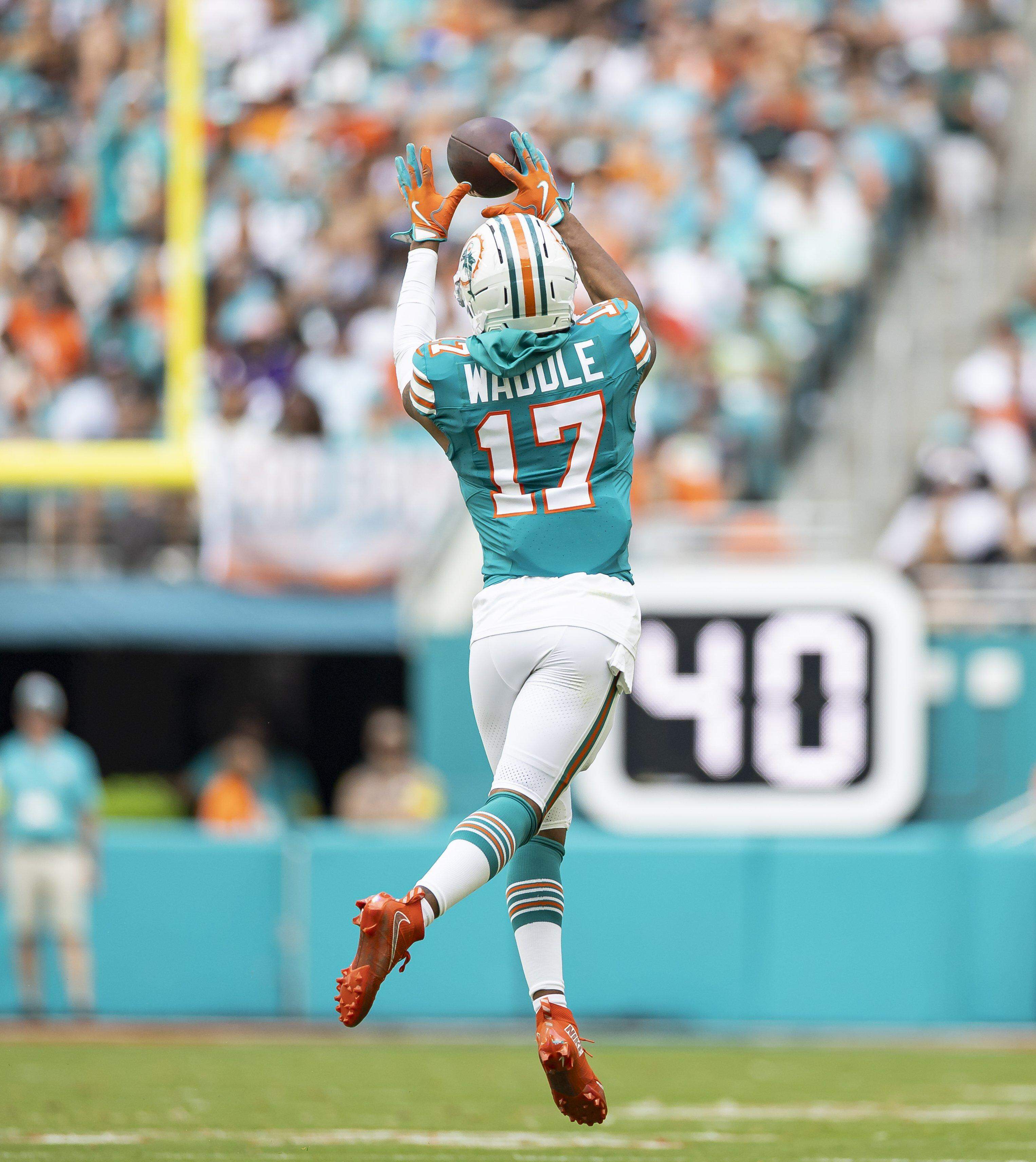 Receiver Jaylen Waddle leaves Bucs game with rib injury