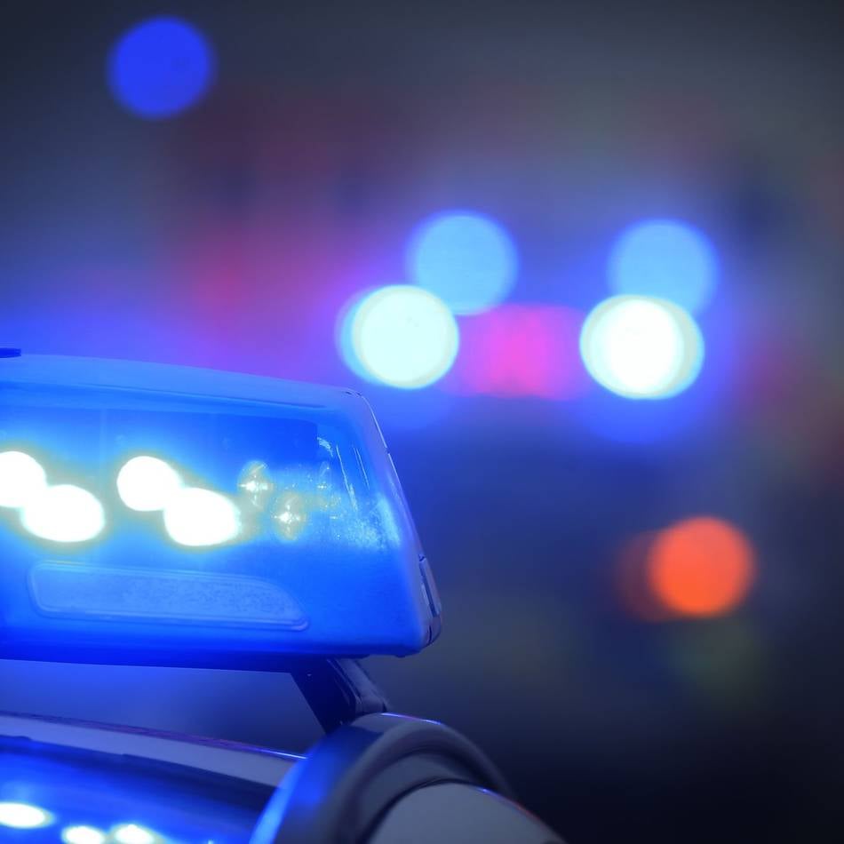 18-jähriger überschlägt sich mit Auto