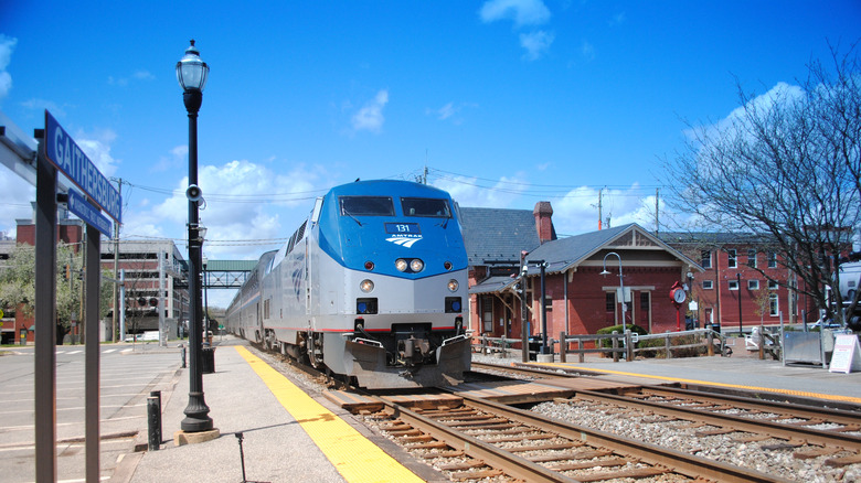 The best scenic long-distance train trips to take in the US