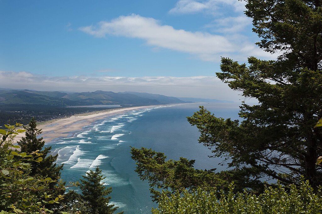 17 southern Oregon coast towns with sea stacks and long beach walks