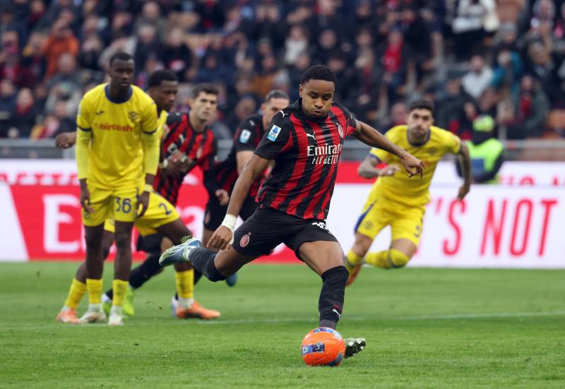 Il Milan cala il tris al Verona con un super Nkunku e vola in testa ...