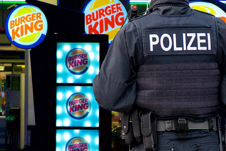 Raubüberfall bei Burger King: Fahndung nach zwei Messer-Männern