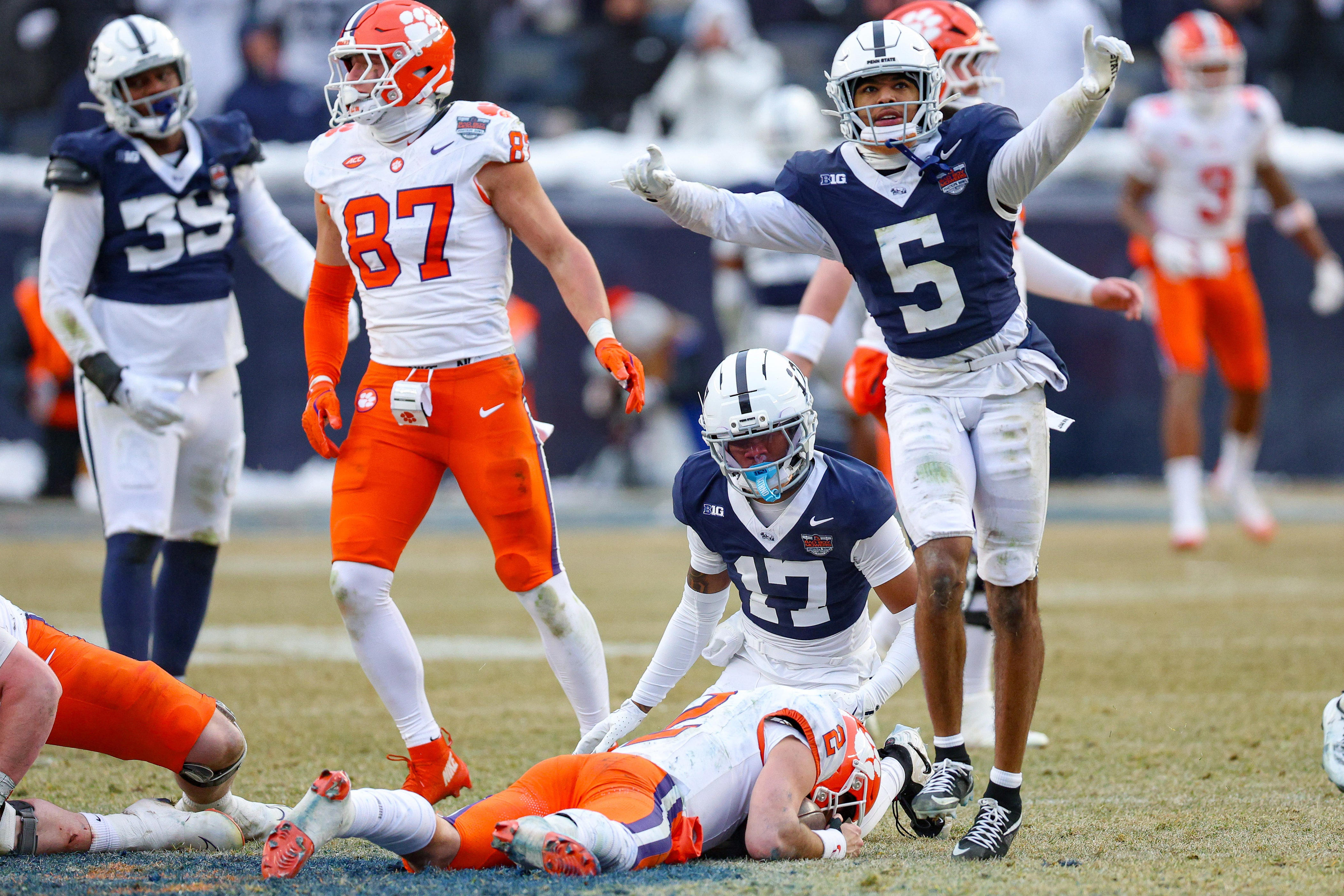 Penn State star freshmen duo announce return to team for 2026