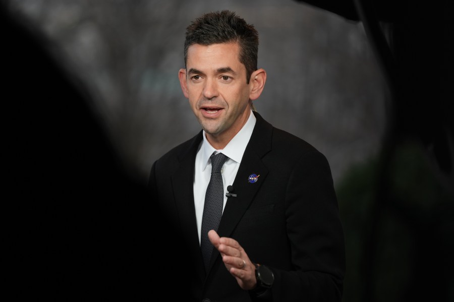 Opinion: Trump chooses to go back to the moon — and to do it this decade