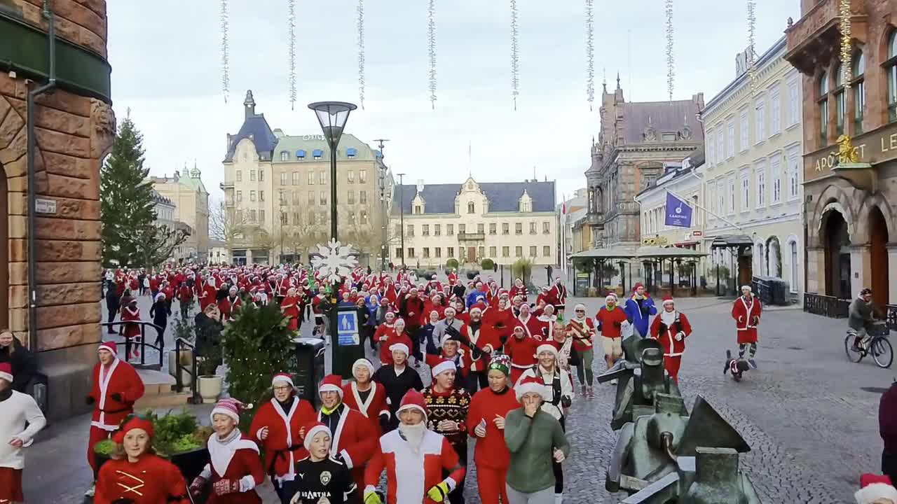 Runner collides with statue during Santa run in Malmö, Sweden