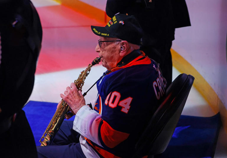 WWII vet, 104, thrills Rangers-Islanders crowd with national anthem on ...