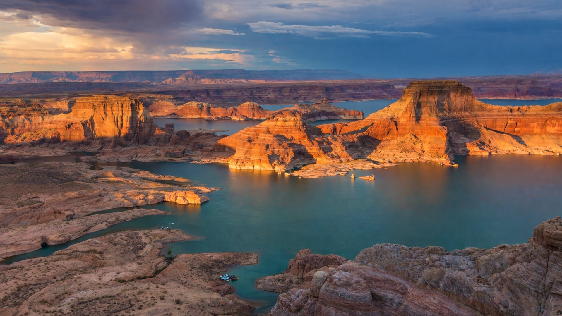 Lake Powell at sunset, USA’s hidden masterpiece
