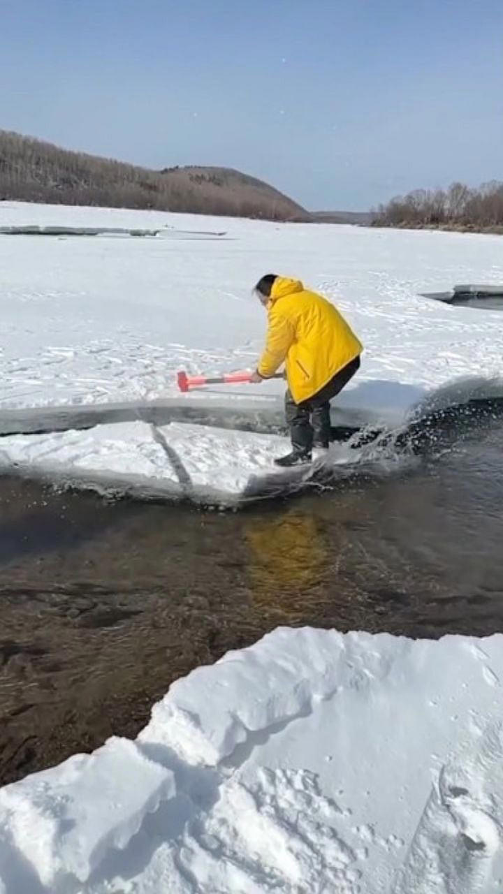 Ice fishing | याठिकाणी हातोडा घेऊन लोक जातात मासेमारी करण्यासाठी