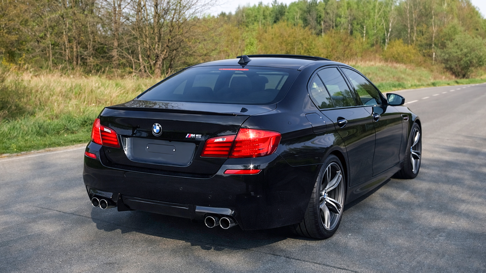 BMW M5 F10 displays smooth engine response