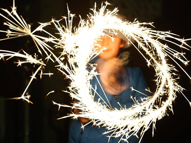 Basteln, Spielen und Countdown-Tüten: Drei Tipps für Silvester mit Kindern