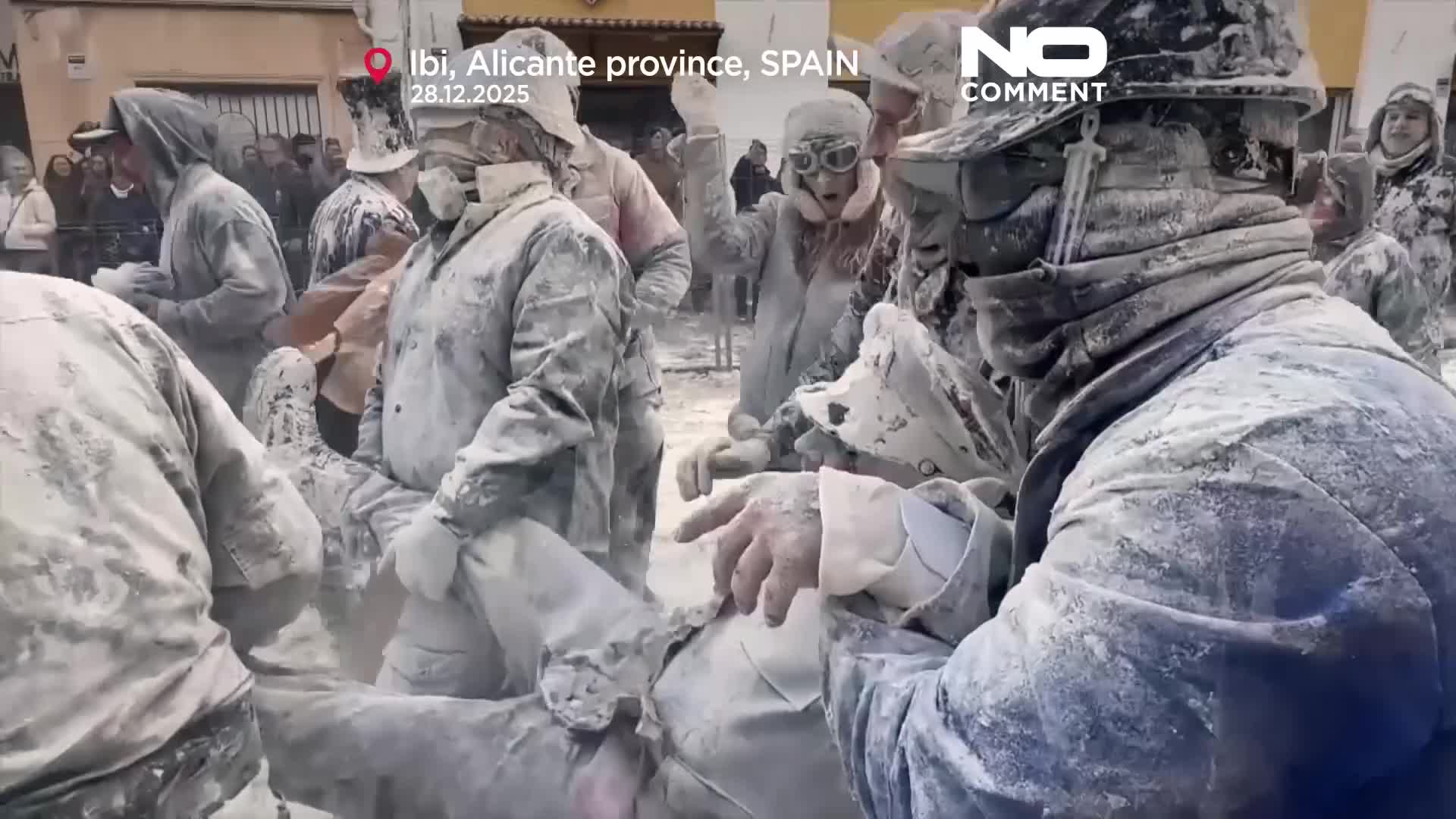 Espanha: Els Enfarinats junta foliões em batalha de farinha e ovos