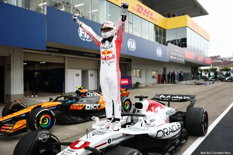 Hill geeft Verstappen bijzonder compliment: 'Dat hij nog goed zicht heeft!'