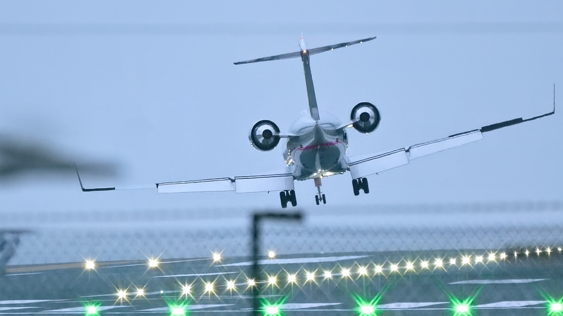 Planes struggle to land in storm caught on camera