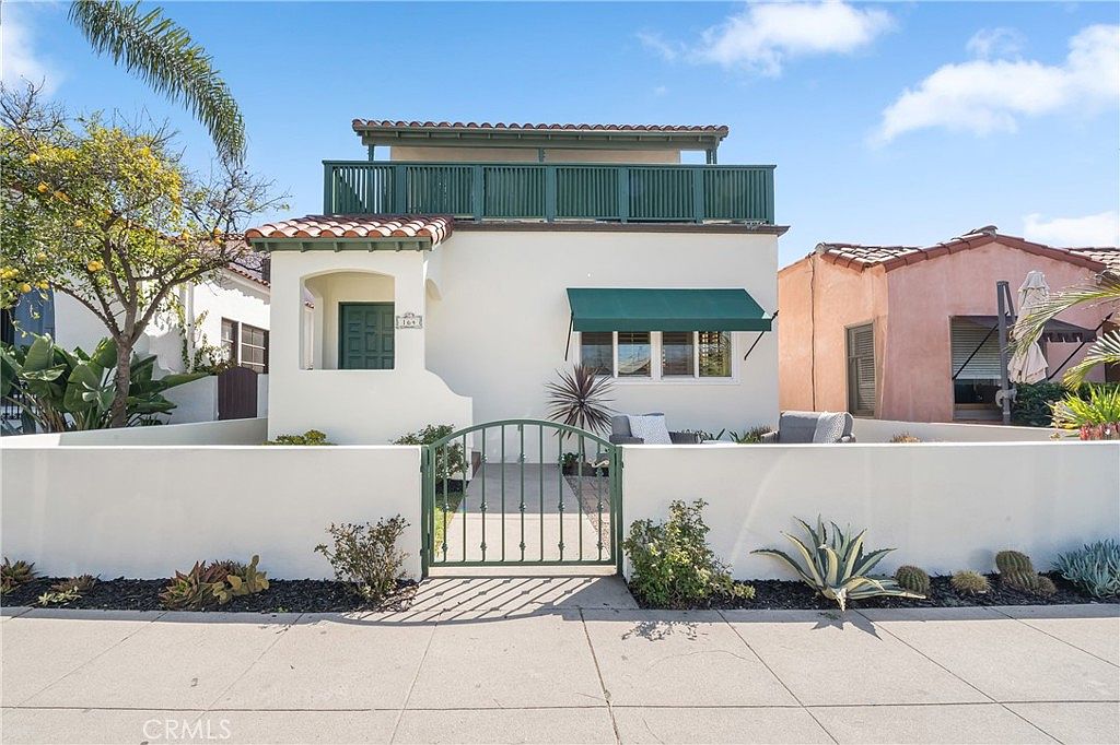 Explore this 1925 Long Beach home in Arizona with high ceilings, a cozy ...