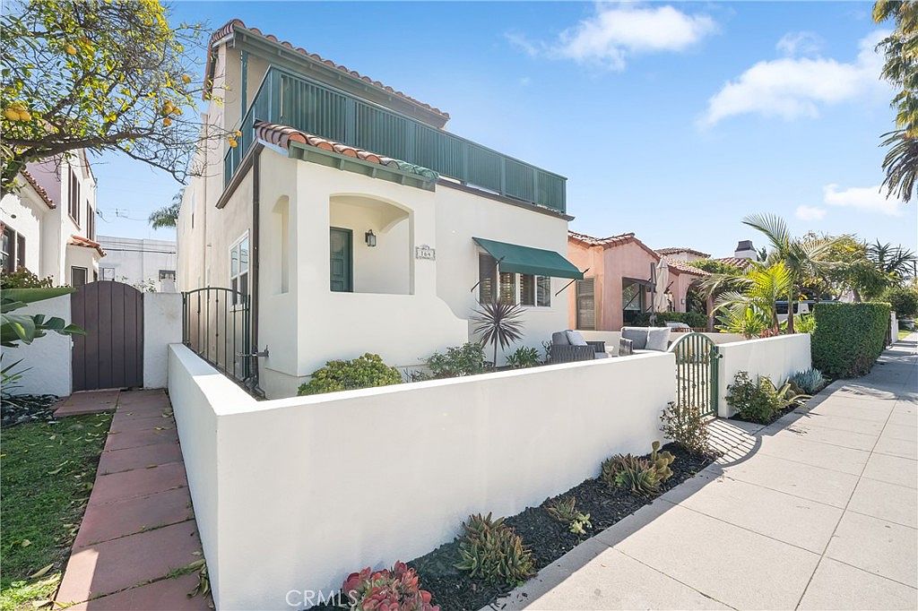Explore this 1925 Long Beach home in Arizona with high ceilings, a cozy ...