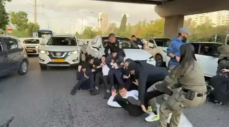 Haredi protest blocks highway near Bnei Brak, police attempt to ...