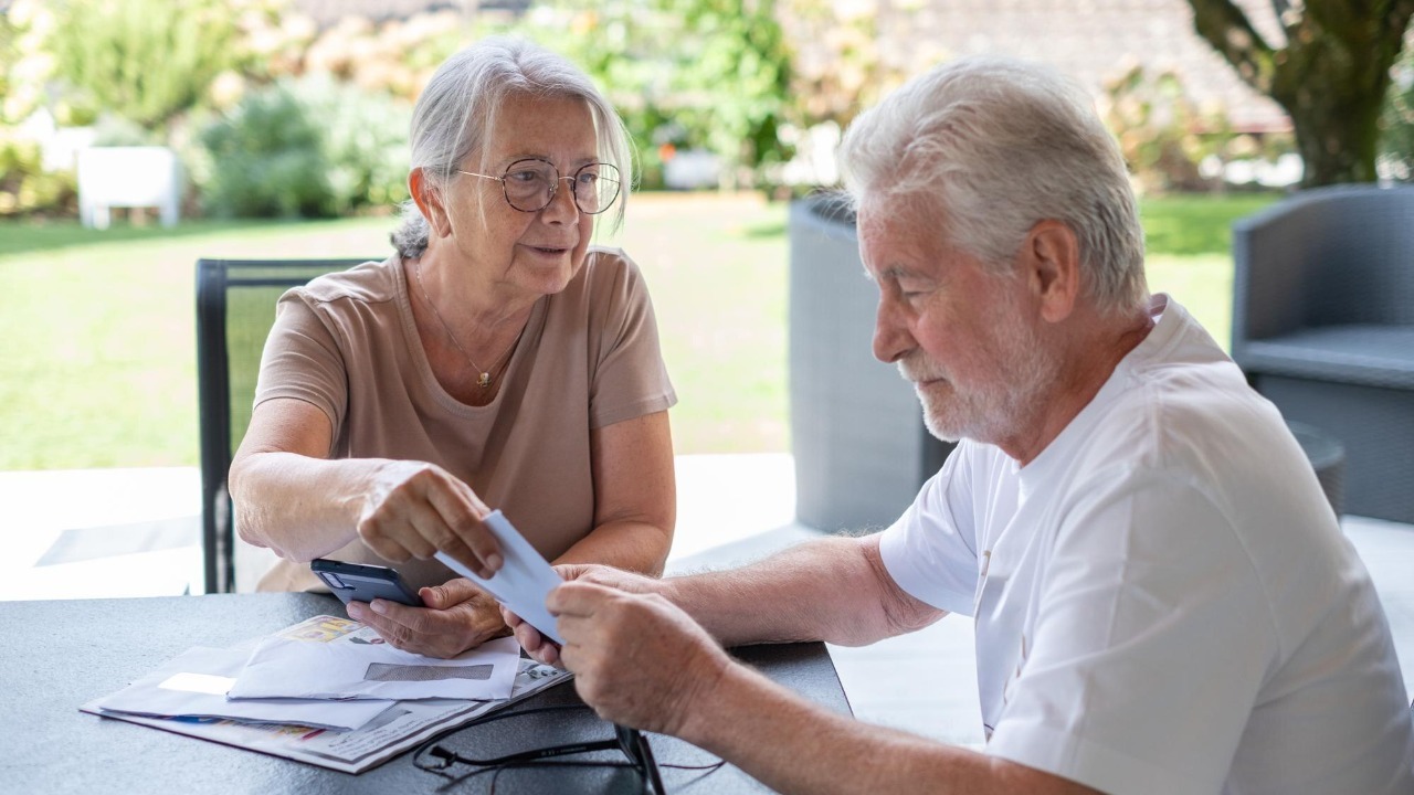 I earn more than my wife: can she claim SS at 62 then switch?