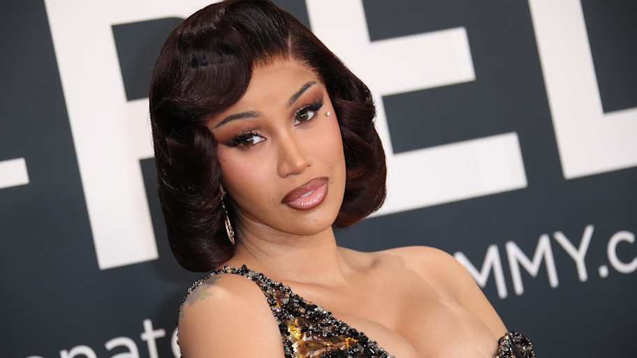 Cardi B ditches bf Stefon Diggs after Patriots win, slaying stunning skirt