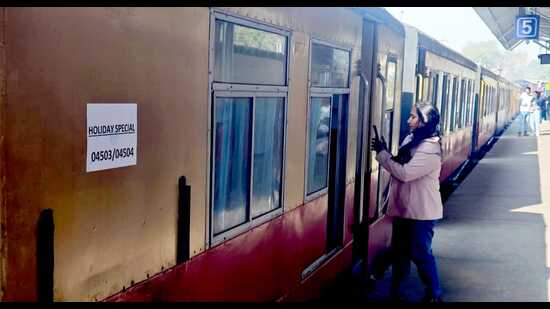 Chugging into the snow: Holiday special toy train begins scenic run to ...