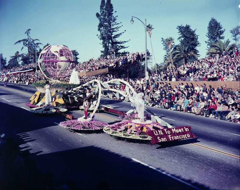 More than 1,000 leave their mark on SF.'s first Rose Parade float in 48 ...