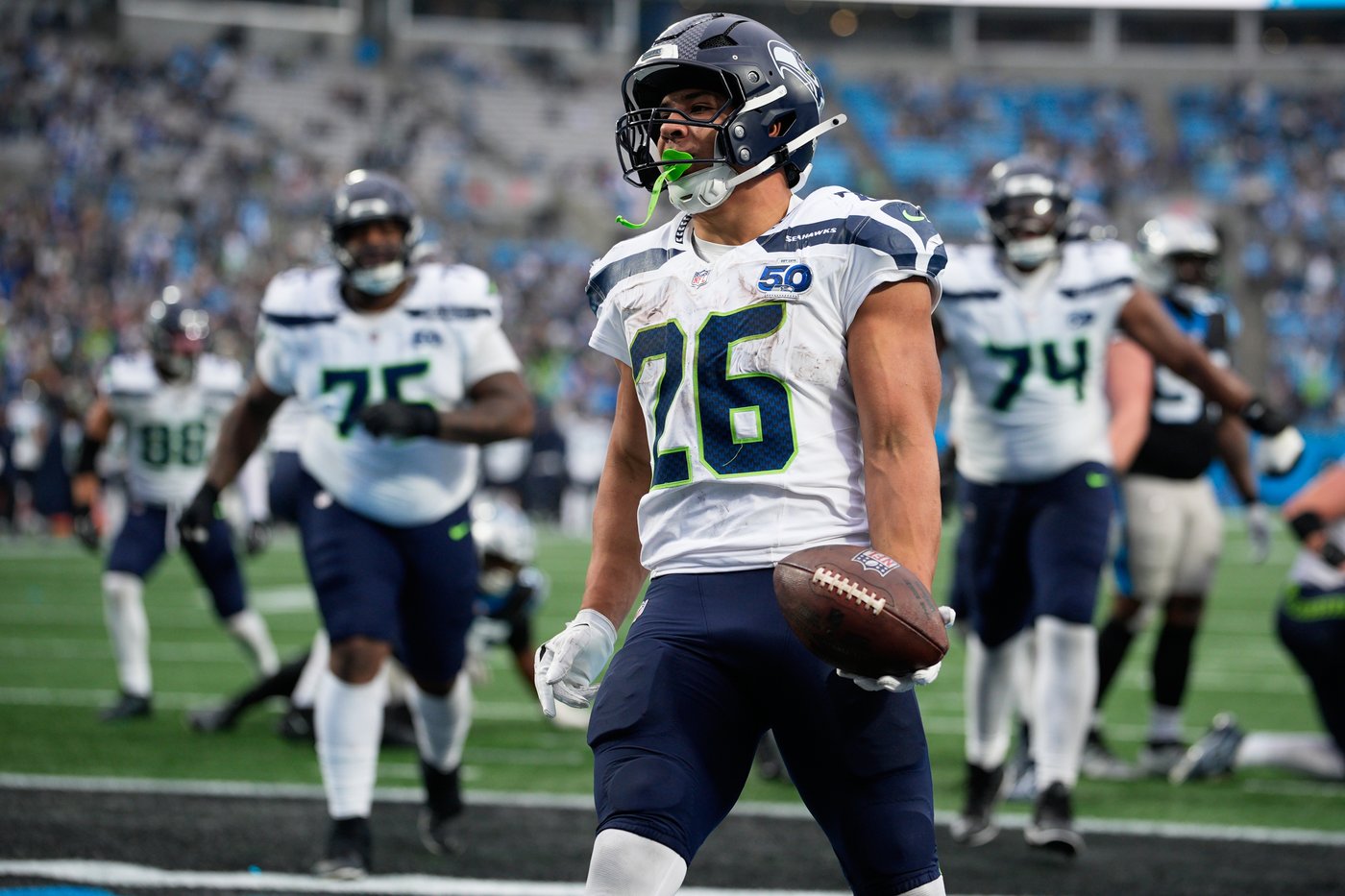 Seahawks close in on NFC's top seed with 27-10 win over Panthers