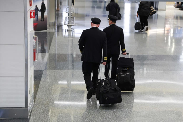 American Airlines pilot shared screenshot of salary — and people’s jaws ...