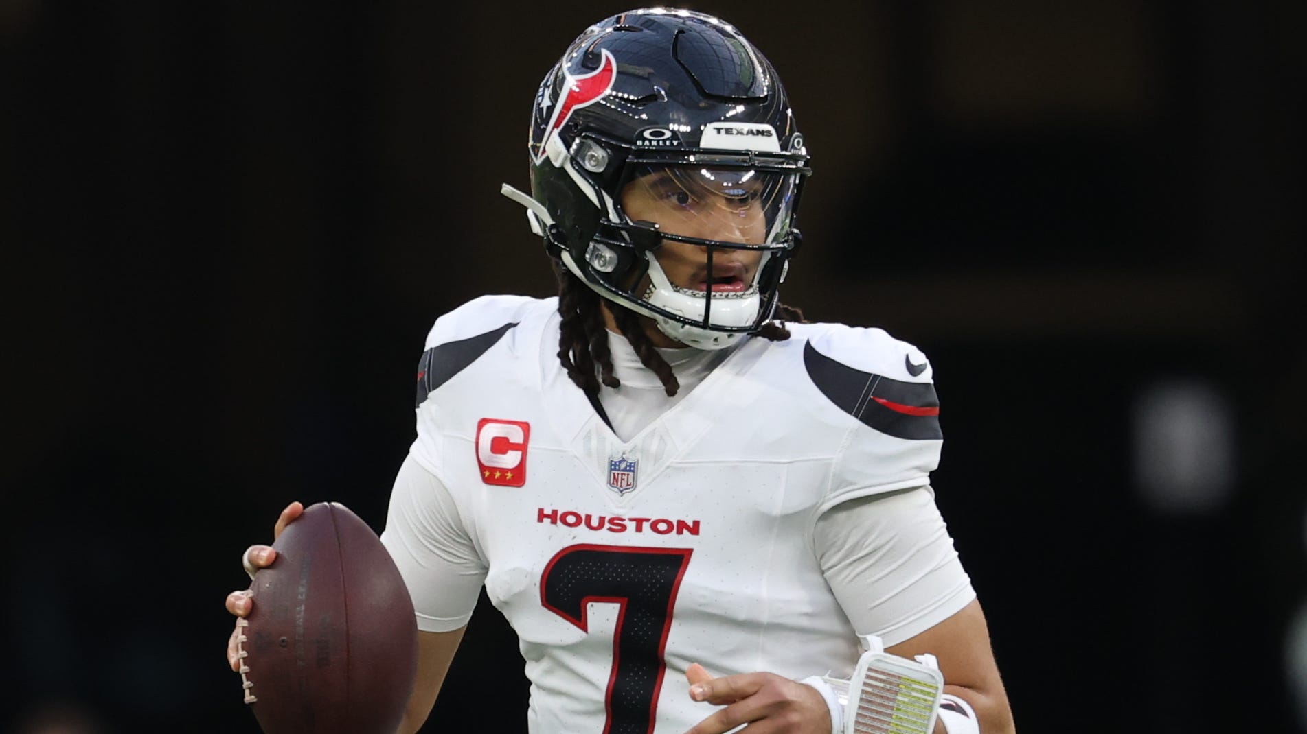 Texans extend win streak to eight after beating Chargers