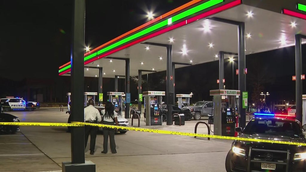 19-year-old fatally shot at West Dallas convenience store, police say