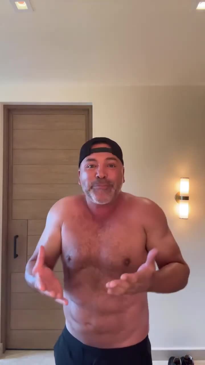 Oscar De La Hoya, it’s your favorite time of the week again. It’s clap ...