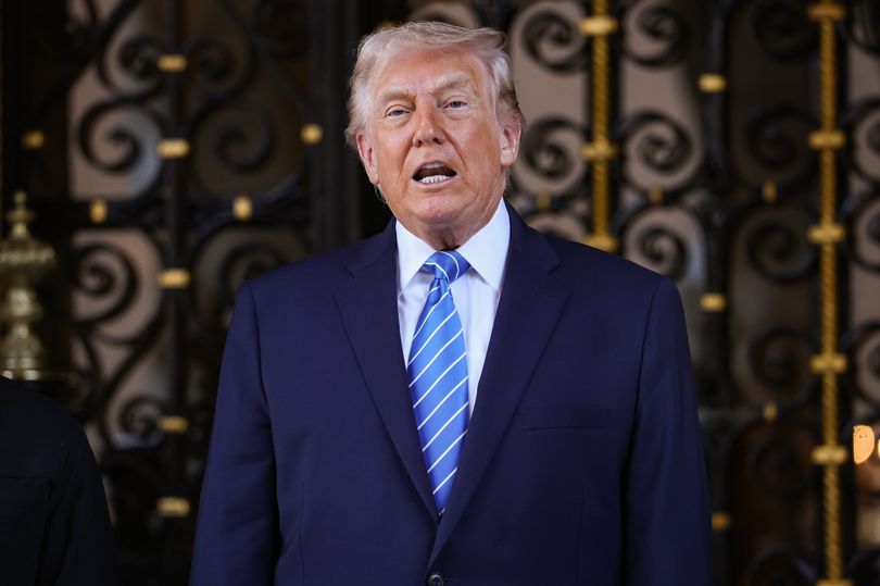 Trump makes 6-word joke about bribing the press in front of confused ...