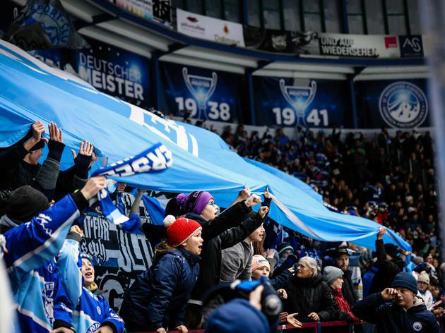 Krimi zwischen Riessersee und Memmingen vor Rekordkulisse