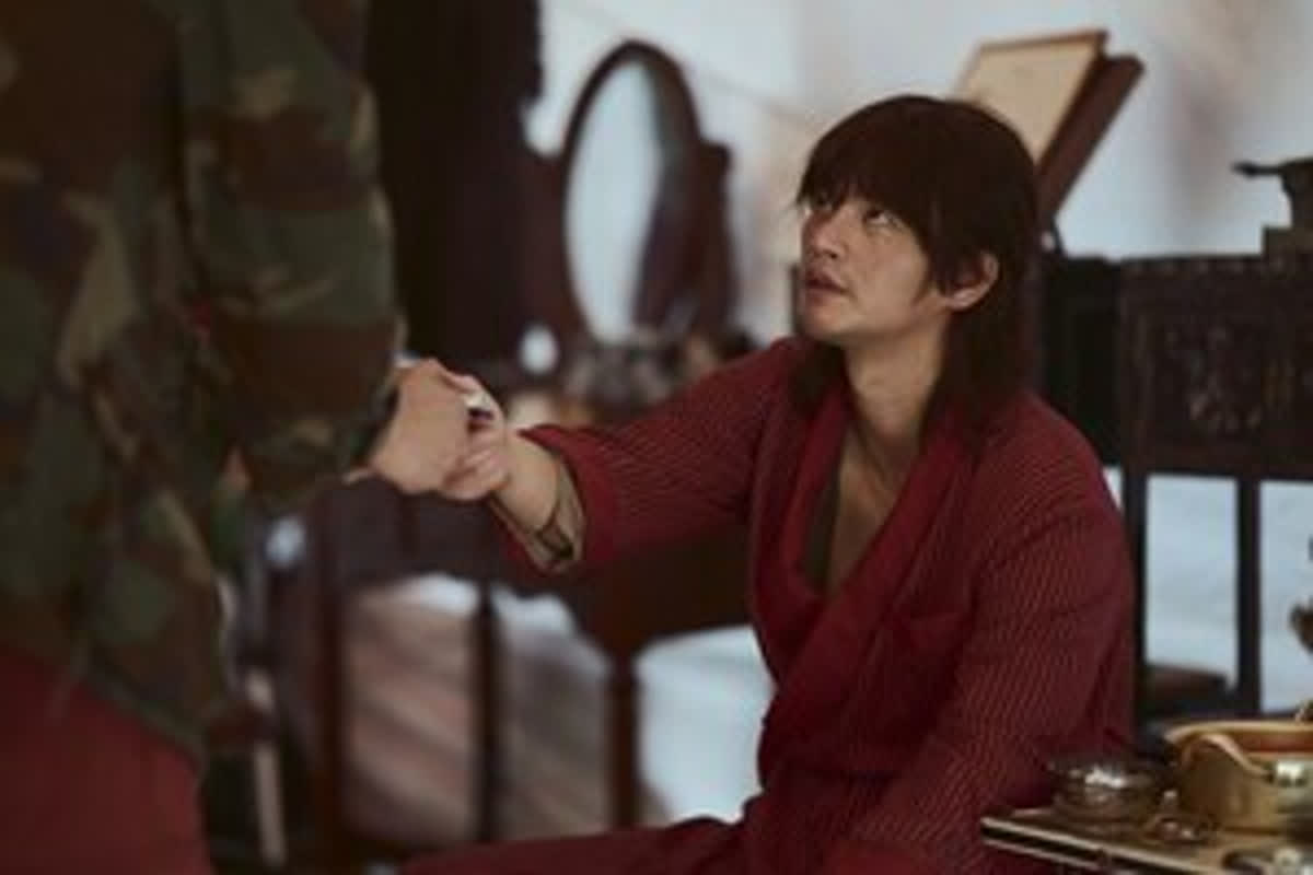 서인국, '보이' 텍사스 온천 지배자 모자장수 스틸…눈빛부터 악인