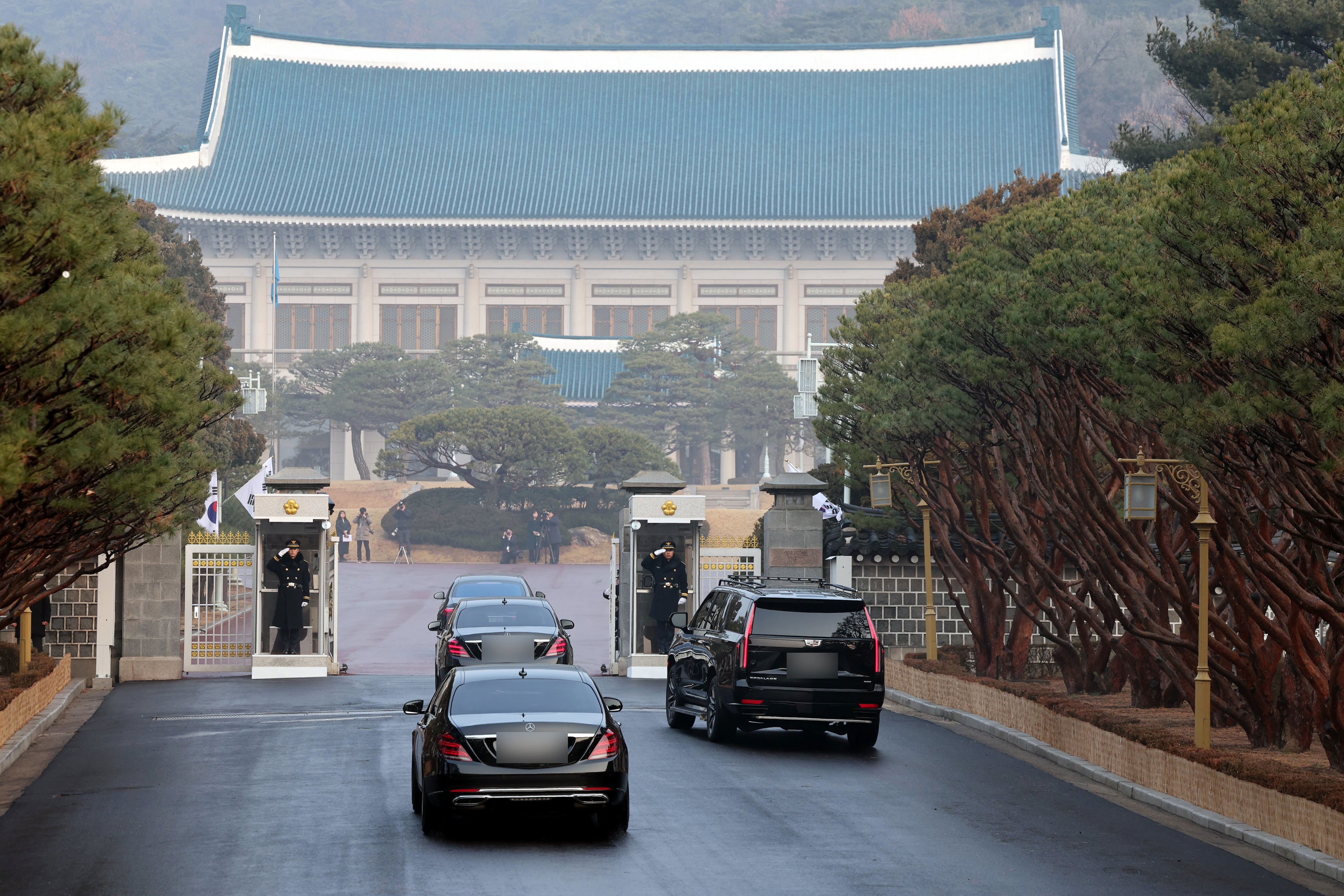 President Lee Jae-myung commutes to Cheong Wa Dae after 1,330 days