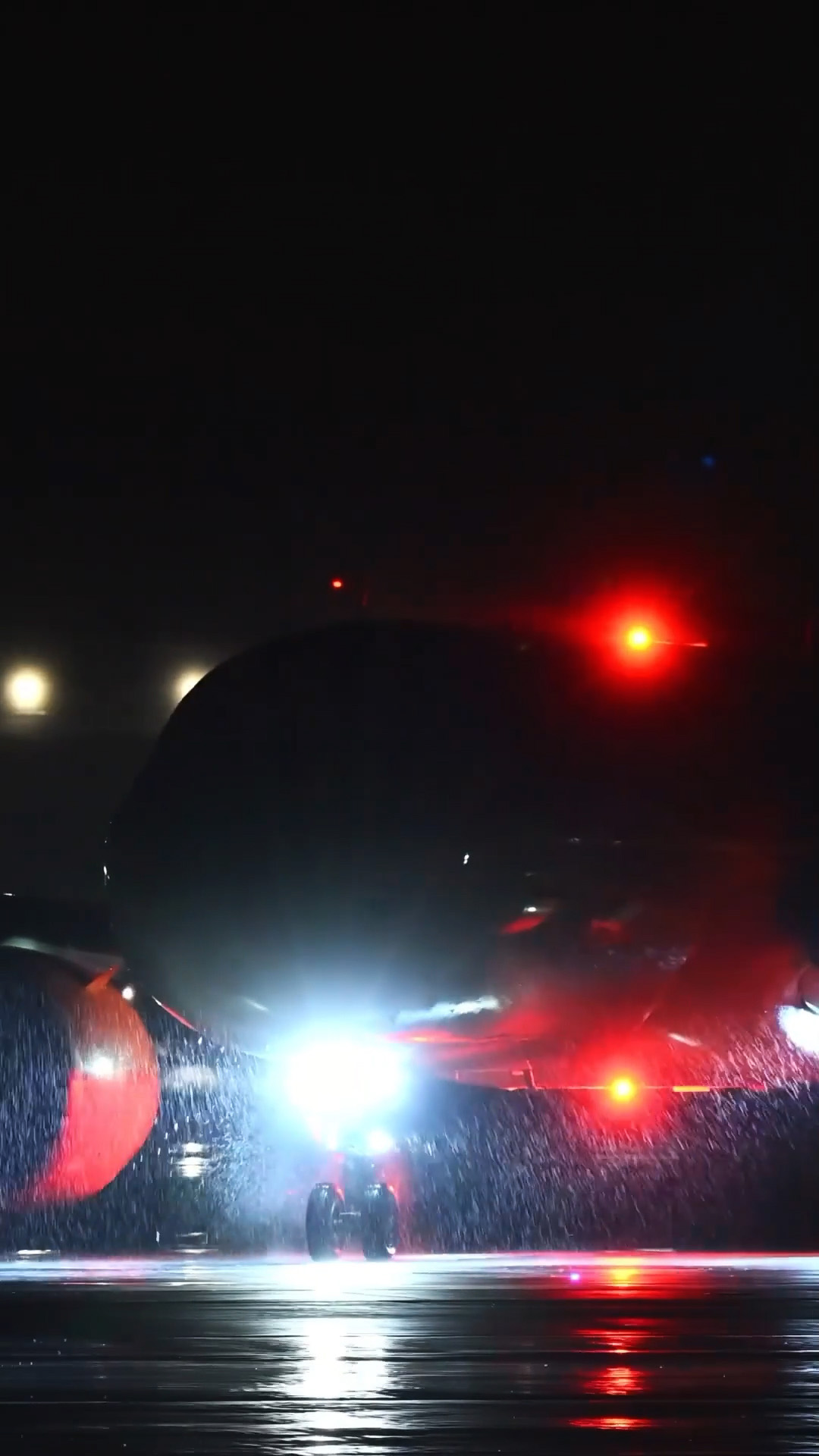 Night plane spotting in rainy weather