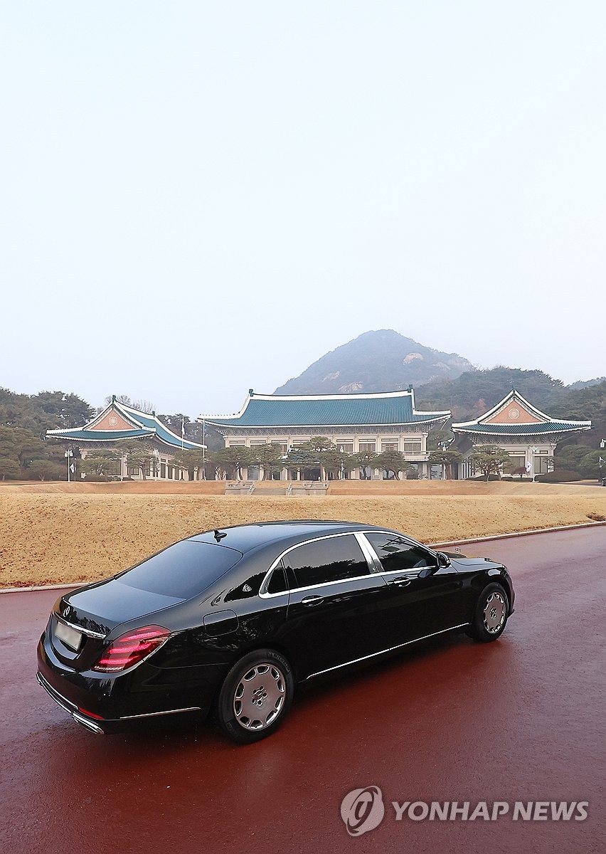 Lee begins working at Cheong Wa Dae
