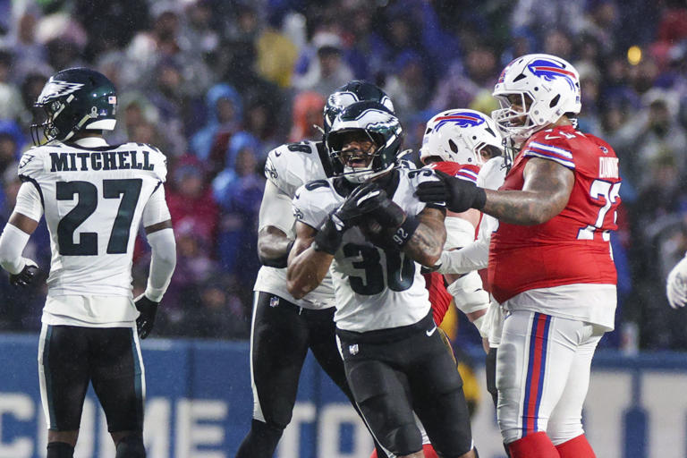 Eagles grades: Jalen Hurts is silenced in second half; Jalyx Hunt’s ...