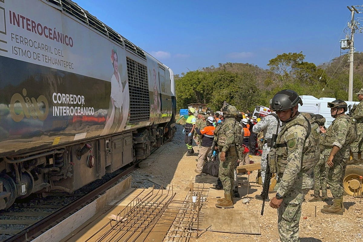 Un train de voyageurs déraille, 13 morts