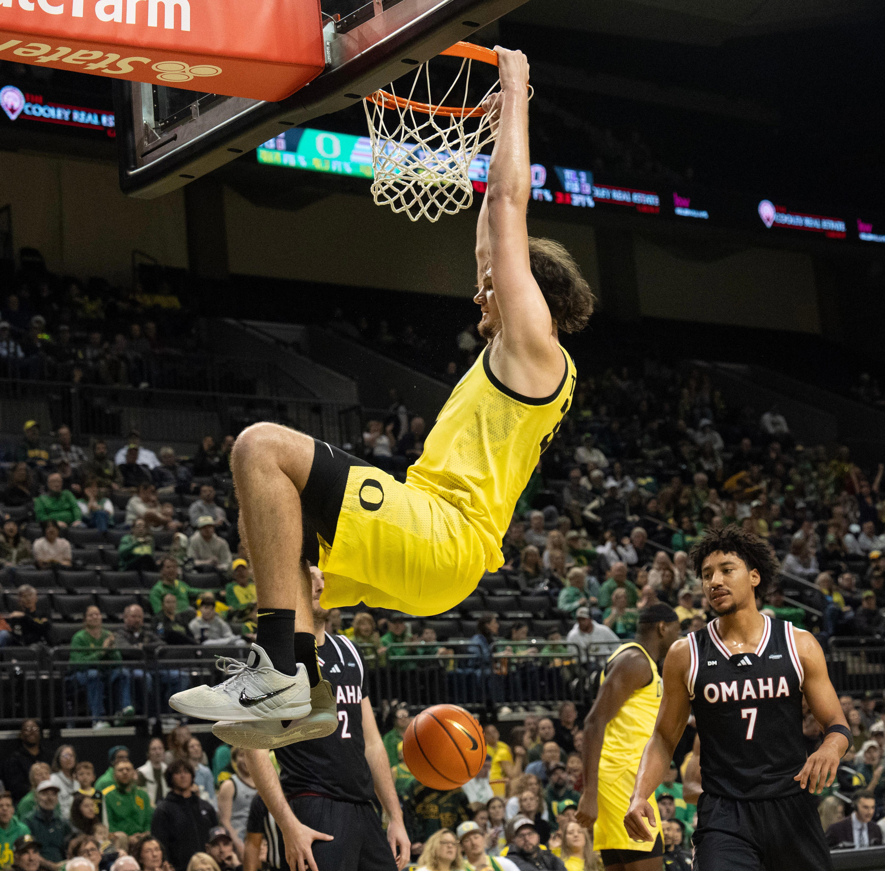 Oregon men's basketball will be down two star players vs. Michigan
