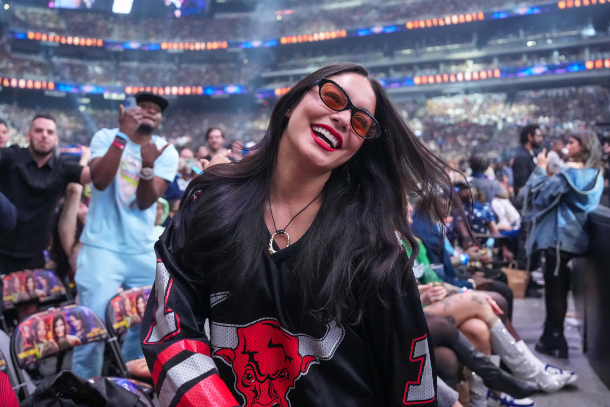 Vanessa Hudgens shares a cheeky throwback from when she 'danced on tables'