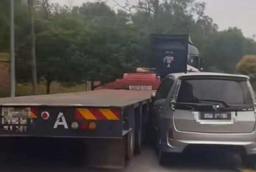 Trailer sideswipes three cars parked on lorry lane at Ayer Keroh R&R
