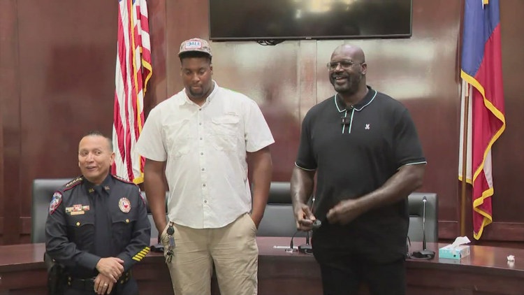 Shaquille O'Neal lends a hand to aspiring 'tallest cop in Texas'