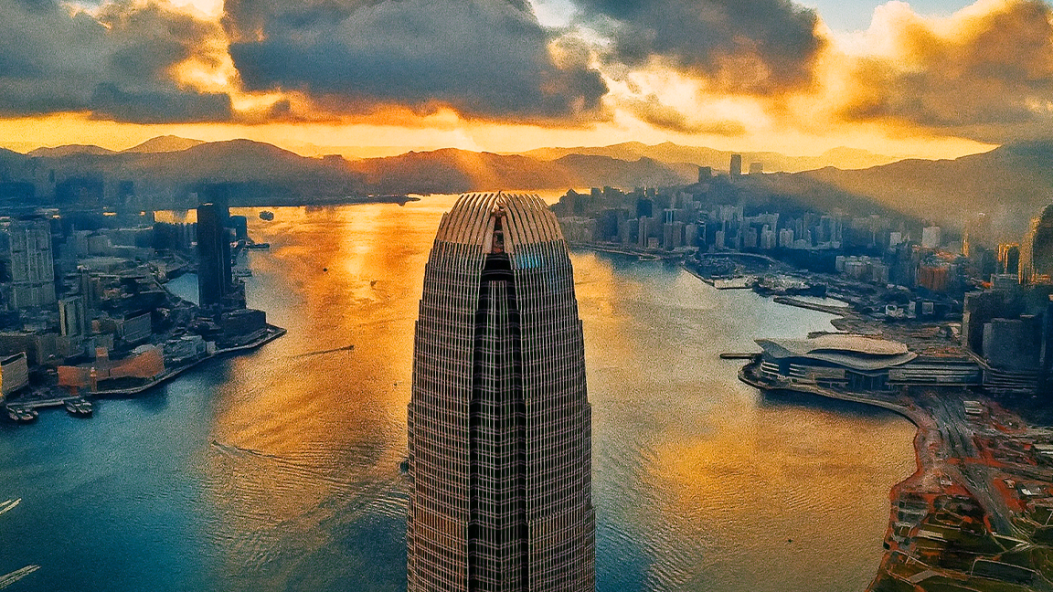 Zonsopgang boven Victoria Harbour in Hongkong