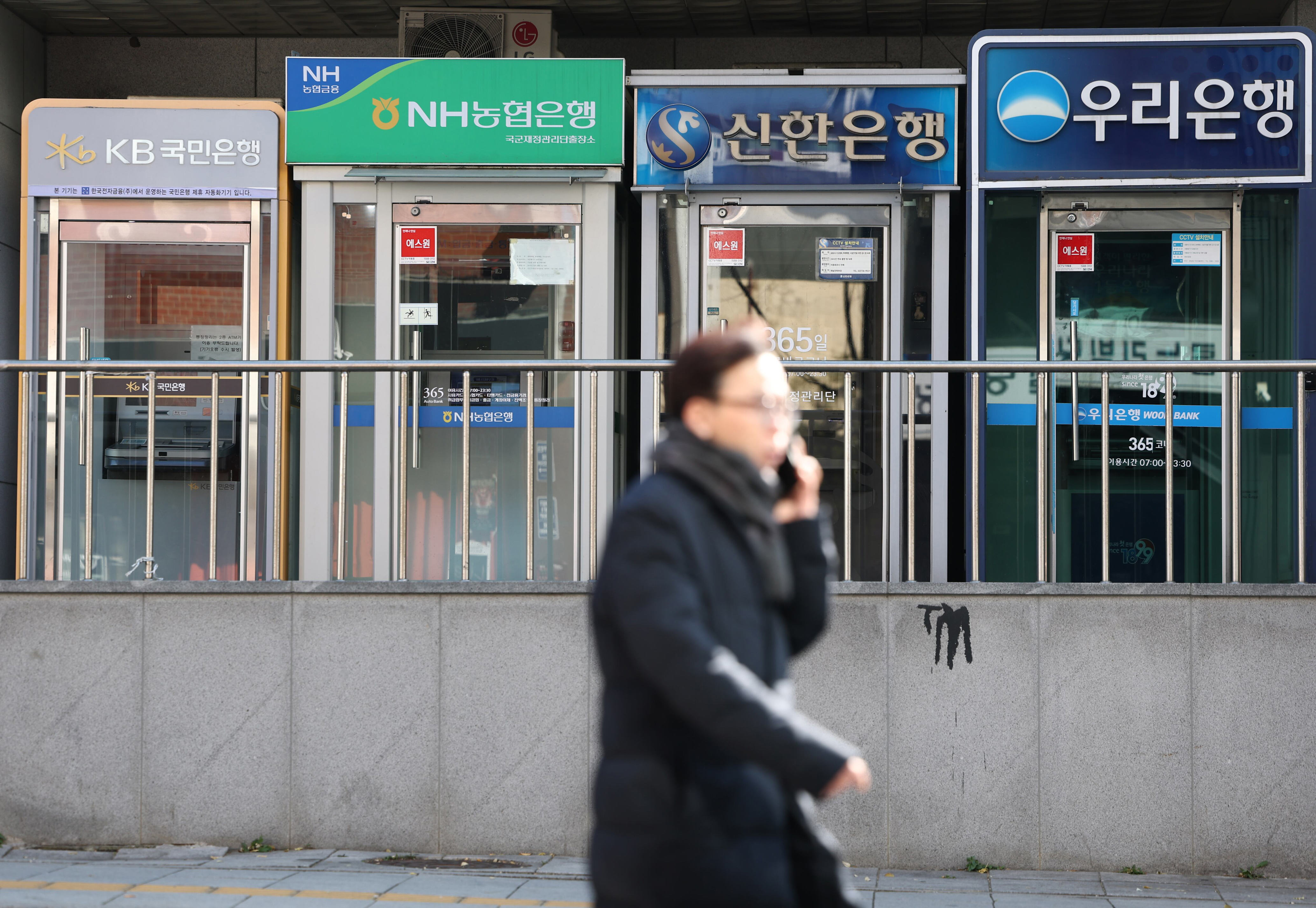 Bank deposit rates surpass savings banks for first time since 1998