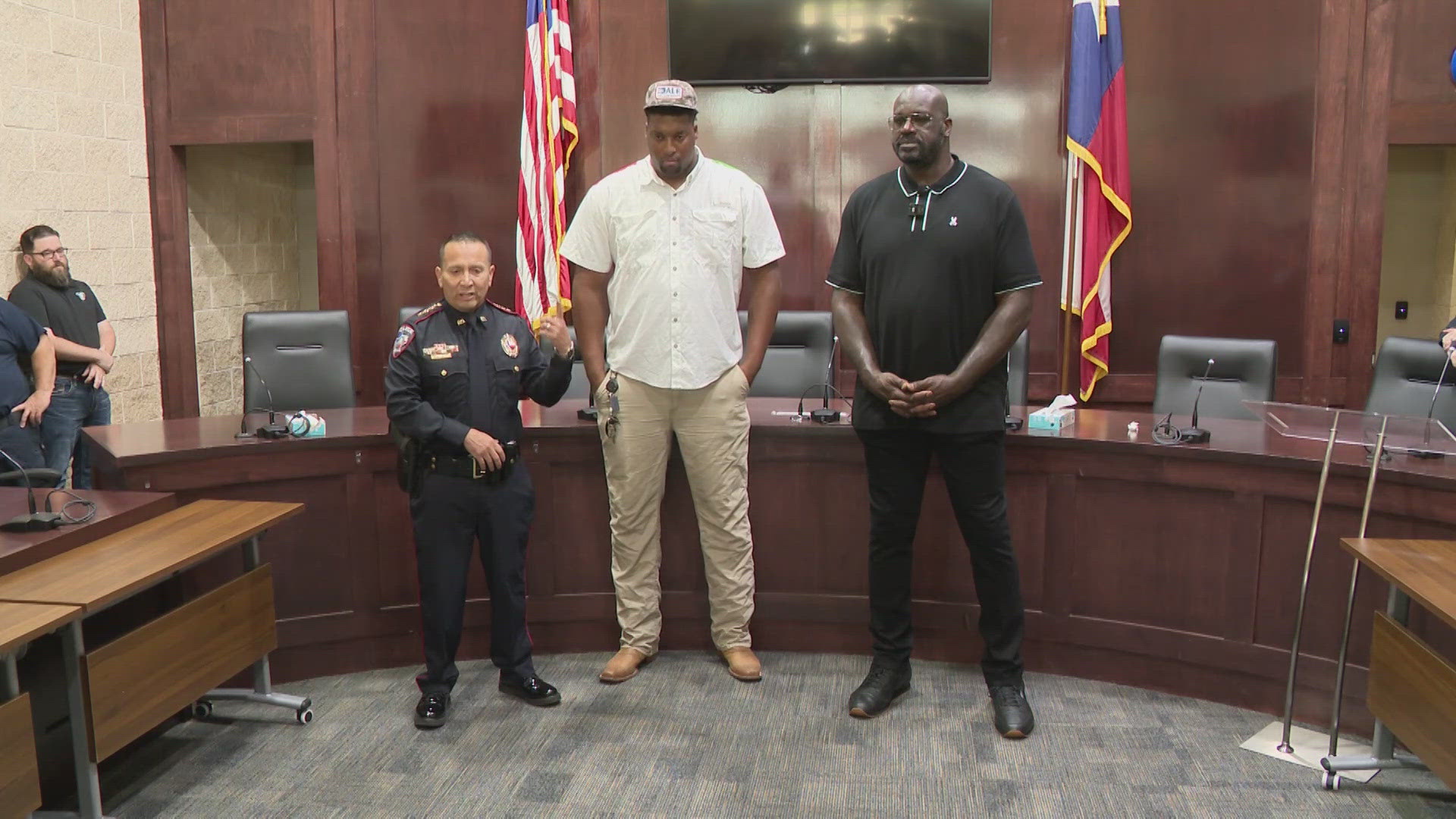 Shaquille O'Neal lends a hand to aspiring 'tallest cop in Texas'