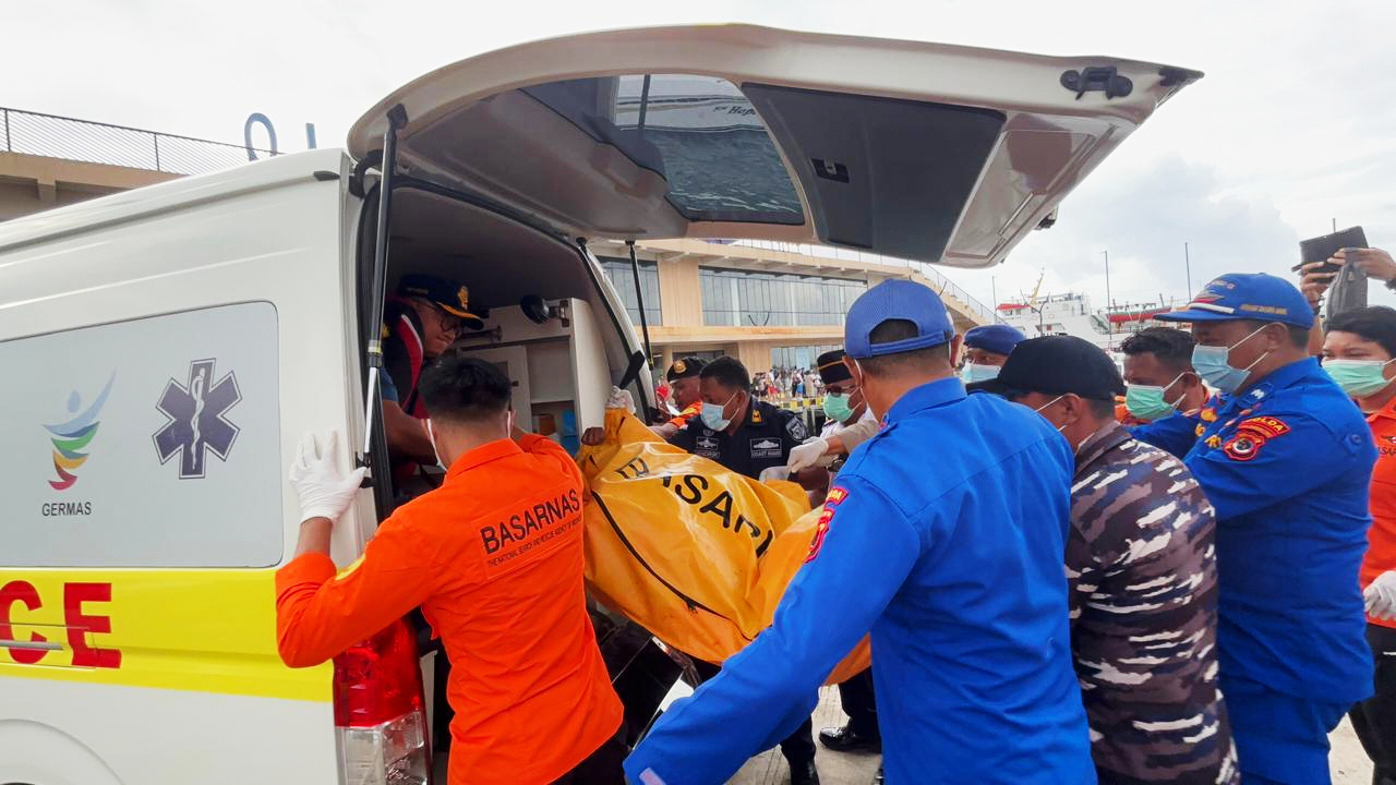 Indonesian rescuers find a body while searching for Spanish soccer ...