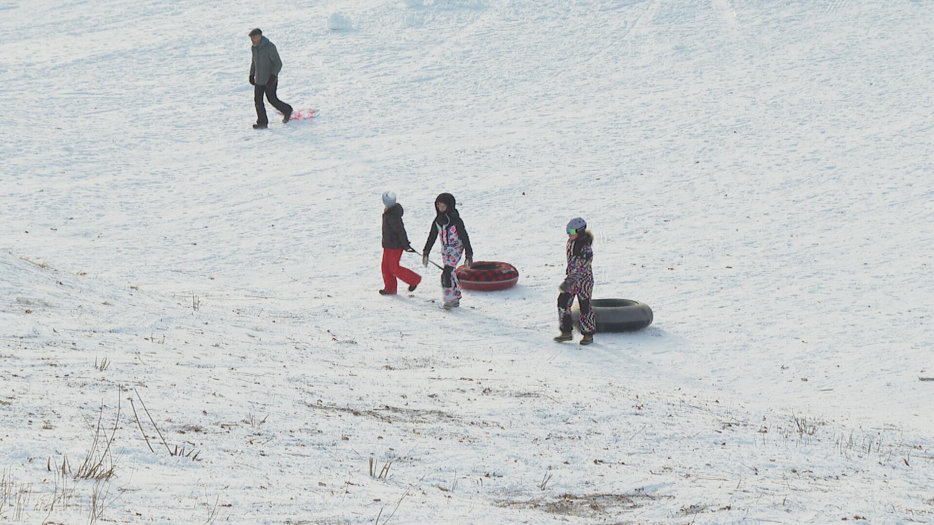 Burlington Country Club sled hill draws crowds on winter break